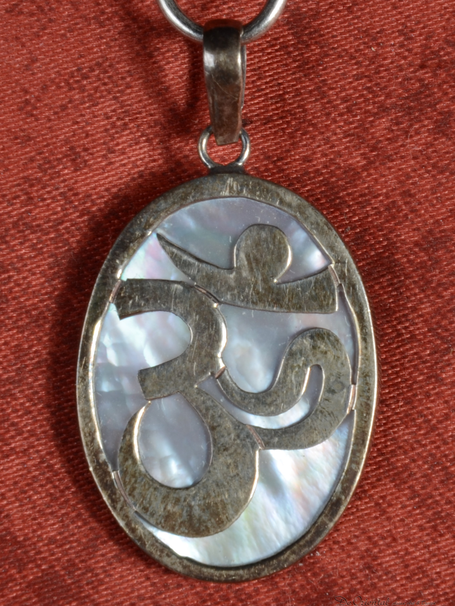 Spirituele hanger met Ohm symbool in 925 zilver frame en parelmoer ...